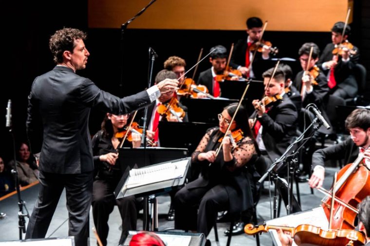 Teatro Municipal de Viña: Paolo Bortolameolli y la OSNJ - UC Radio ...